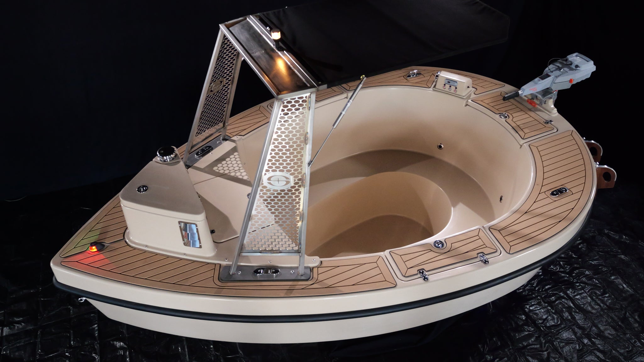 Spacruzzi | The Hot Tub Boat