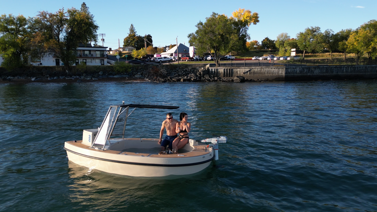 Spacruzzi | The Hot Tub Boat